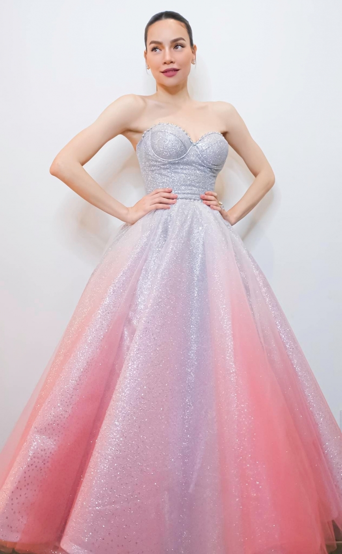 Hồ Ngọc Hà xinh đẹp lộng lẫy tại đêm diễn ở Đà Lạt, diện váy cắt xẻ khoe trọn đường cong chữ S